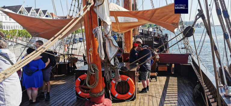 Sailing a medieval Cog ship