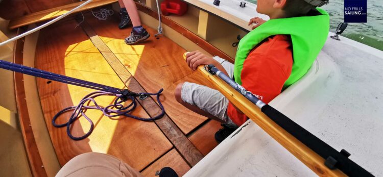 Co-Teaching kids how to sail – no-frills-sailing.com